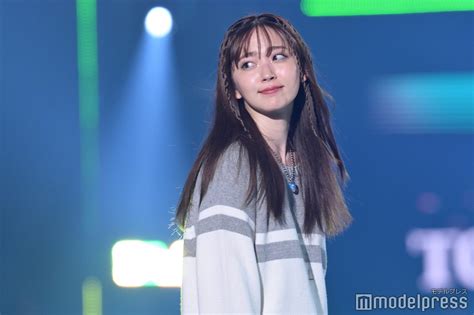 画像7 11 鈴木愛理、舌ペロ＆ウインクで悩殺 ニットミニワンピから美脚披露＜tgc 2022 A／w＞ モデルプレス