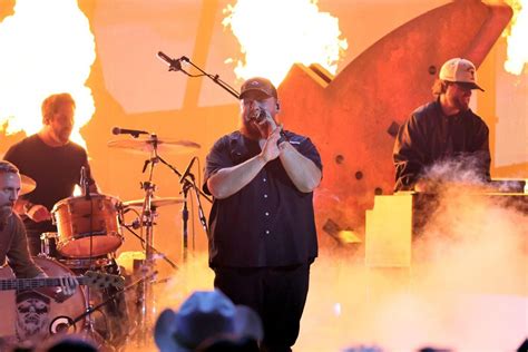Luke Combs Blows The Cmas Away With Aint No Love In Oklahoma