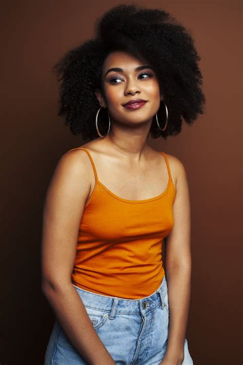 Jovencita Afroamericana Con Pelo Rizado Que Posa Gestos Alegres Sobre El Estilo De Vida Marr N