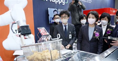 치킨로봇 작업 지켜보는 이영 중기부장관