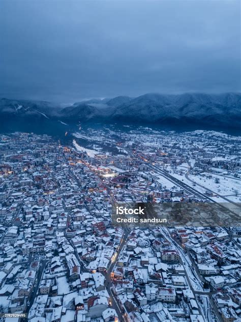 눈 덮인 지붕과 배경에 보이는 먼 피린 산이 있는 황혼의 도시 풍경 반스코 불가리아 0명에 대한 스톡 사진 및 기타 이미지 0명 건축 겨울 Istock