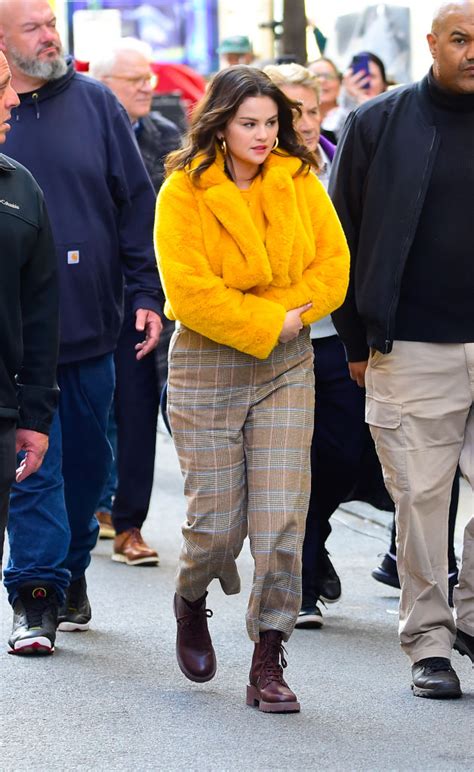 Selena Gomez Accused Of Wearing Adult Diapers Pics