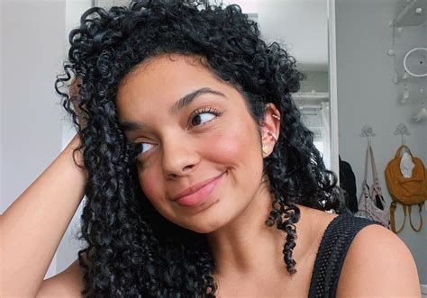Laura Castro compõe música em comemoração aos 18 anos e recebe
