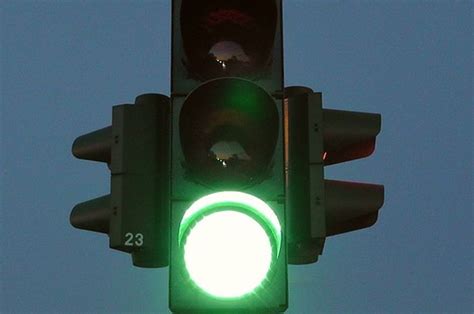 Alasan Mengapa Lampu Lalu Lintas Berwarna Merah Kuning Dan Hijau