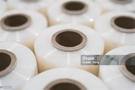 プラスチックストレッチフィルムラップパッキングの大きなストック プラスチックのストックフォトや画像を多数ご用意 プラスチック