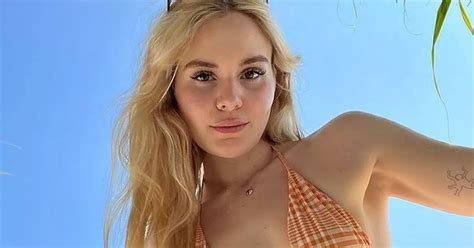 Gordon Ramsays Daughter Holly 22 Wows In Tiny String Bikini For