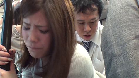 通勤バスはギュウギュウの満員で目の前には黒パンストのolだらけ！どうしようもなく興奮しちゃった僕は生チコ擦りつけたら握り返してきた 10 アダルト動画 ソクミル