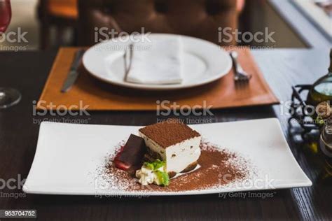 티라미수는 인기 있는 커피 맛의 이탈리아 디저트 이다 그것은 커피 계란 설탕 그리고 마스 카 치즈 코코아 맛의 휘 핑 혼합