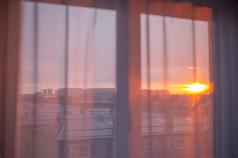 아침 태양의 광선은 창가의 흰색 튤을 통해 떨어집니다 배경에 도시 위에 일출 새로운 날 분위기 0명에 대한 스톡 사진 및 기타 이미지 Istock