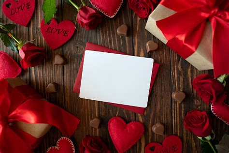 나무 배경에 선물 상자 마음과 장미엽서 발렌타인 어머니의 날과 생일 축하 개념 공간을 복사합니다 맨 위 보기입니다 0명에 대한 스톡 사진 및 기타 이미지 Istock