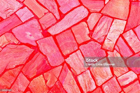 분홍색 자갈 대리석 돌 포장 모자이크 질감 배경 천연 슬레이트 화강암 슬래브 산 바위 자갈 벽 표면 이음매 없는 타일 거친 바닥 추상적인 배경 아키텍처 요소입니다 클로즈업