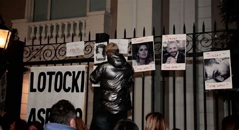Muerte De Silvina Luna Multitudinaria Manifestación En La Puerta De La