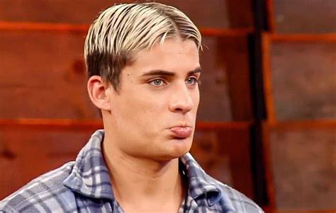 A Fazenda Record oferece abrigo a Tiago Ramos após expulsão mas ele nega e tenta outro rumo