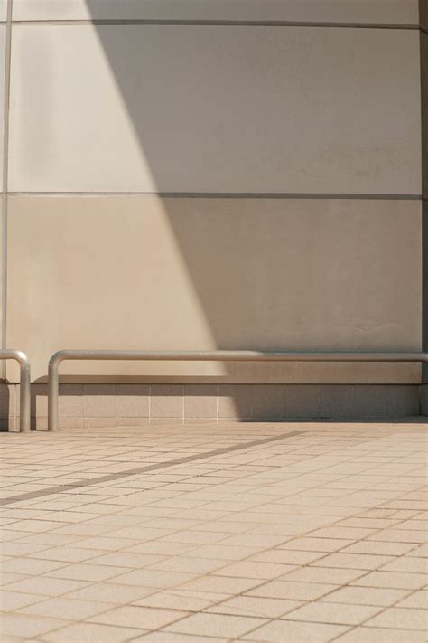 건물 앞 벤치에 앉아 있는 사람 사진 Unsplash의 무료 층 이미지