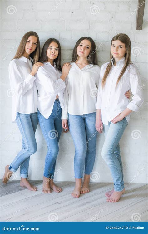 Bonitas Modelos De Chicas Adolescentes Con Jeans De Moda Y Camisas Blancas En El Estudio Al