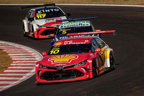 Stock Car O Piloto Ricardo Zonta Chega A Interlagos Mirando Voltar