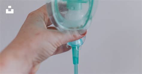 사람이 손에 녹색 물체를 들고 있다 사진 Unsplash의 무료 분무기 이미지