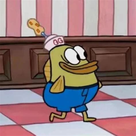 可爱小鱼头戴 Gg”奶瓶帽，穿着蓝裤超萌行走 可爱的比奇堡宝宝鱼表情包 表情包图片动图 求表情网斗图从此不求人