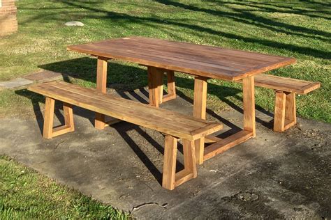 Mesa Rectangular Con Bancos De Madera