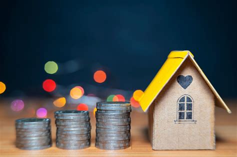 동전의 스택에 미니 주택 투자 부동산의 개념 투자 위험과 부동산 주택 시장의 불확실성 0명에 대한 스톡 사진 및 기타 이미지 0명 가격 개념 Istock