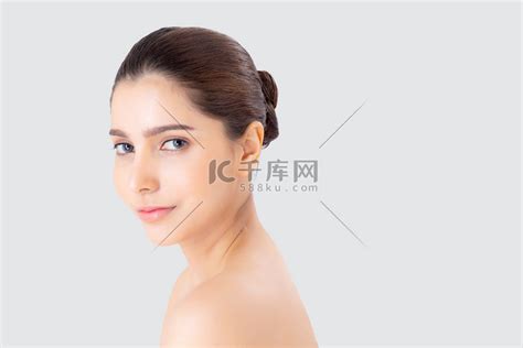 美丽的亚洲女性化妆肖像，美丽的女孩，面带微笑，在白色背景下显得迷人，与健康和保健理念相得益彰。高清摄影大图 千库网