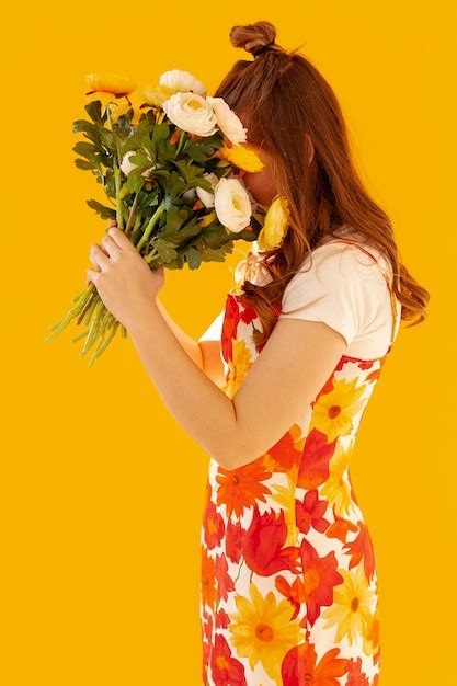Chica Tímida Con Ramo De Flores Foto Gratis