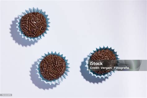 Brigadeiro는 브라질에서 초콜릿 트 러 플입니다 코코아 그리고 초콜렛의 뿌리입니다 어린이 생일 파티 달콤한 캔디 볼의