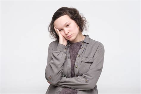 피곤하거나 수업에 지루해하는 뺨에 손을 잡고 캐주얼 옷을 입은 여성 감정에 대한 스톡 사진 및 기타 이미지 감정 걱정하는