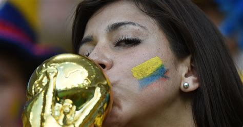 콜롬비아 우루과이 미녀 콜롬피아 축구팬월드컵 트로피에 달콤한 키스 콜롬비아 우루과이 미녀 콜롬피아 축구팬월드컵 트로피에 달콤한 키스