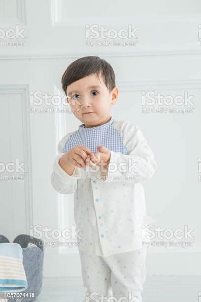 귀여운 작은 아이 흰색 위에 절연 층에 앉아있는 동안 장난감을가지고 노는 T 셔츠에 대한 스톡 사진 및 기타 이미지 T 셔츠