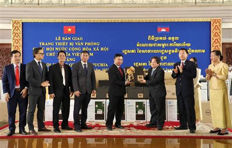 ពិធីប្រគល់ ទទួលអំណោយសម្ភារៈការិយាល័យ ពីរដ្ឋសភាវៀតណាម ជូនរដ្ឋសភាកម្ពុជា សារព័ត៌មាន នគរវត្ត