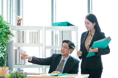 사무실에 프로젝트에 대해 논의하는 비즈니스 사람들은 사무실에서 함께 작업 상사 상사와 서명 하는 문서와 비서 고위 사업가 도움 및 직장에서 새로운 직원을 훈련 2명에 대한