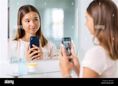 Jugendliche Die Im Spiegel Schaut Fotos Und Bildmaterial In Hoher