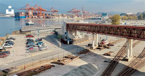 자동차와 그 위에 다리가있는 기차 트랙 사진 Unsplash의 무료 워터 프론트 이미지