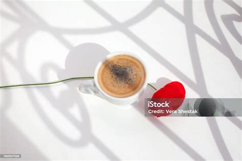 거품을 가진 뜨거운 블랙 커피와 아침 햇빛에 아름 다운 흰색 테이블에 녹색 줄기와 붉은 양 귀 비 꽃의 흰색 얼굴 그림자 평면도 갈색에 대한 스톡 사진 및 기타 이미지