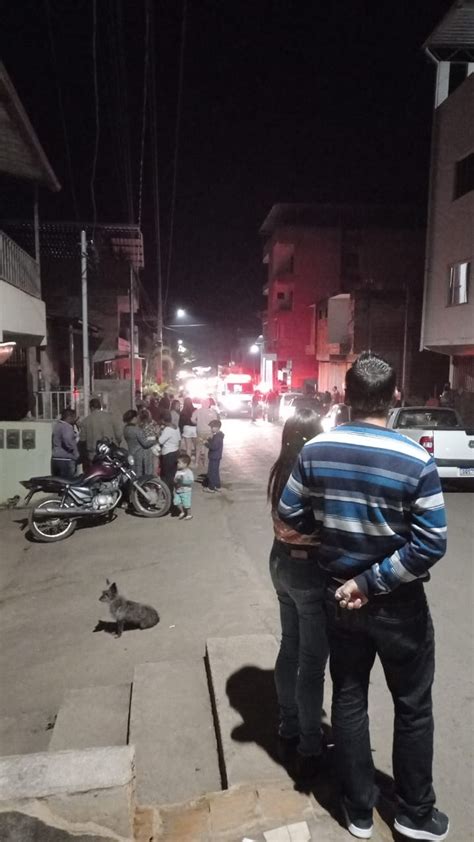 Mulher coloca fogo no próprio corpo e no ex companheiro depois de ameaçar incendiar o carro dele