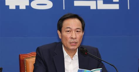 비대위에서 발언하는 우상호 비대위원장