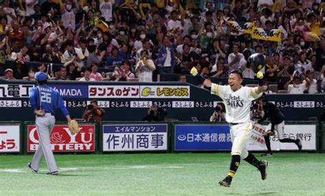 9回1死、中村晃は日本ハム・田中正（左）から右越えにサヨナラ本塁打を放ちガッツポーズ（撮影・栗木一考） ソフトバンクホークス、大混戦のcs