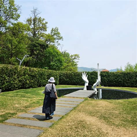 에덴낙원 🌿 오늘 방문하신 권사님은 9년 전 에덴낙원이 생기고 부활소망가든에 제일 처음 1번으로 남편을 모셨던 분이세요 자녀 손주들과 자주 오시는데 오늘은