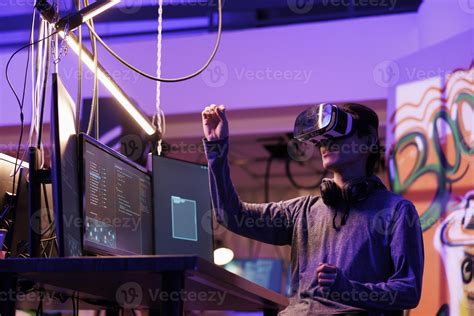 Hacker Haciendo Ilegal Actividad En Vr Auriculares Y Explorador Metaverso Mientras Rotura Ley