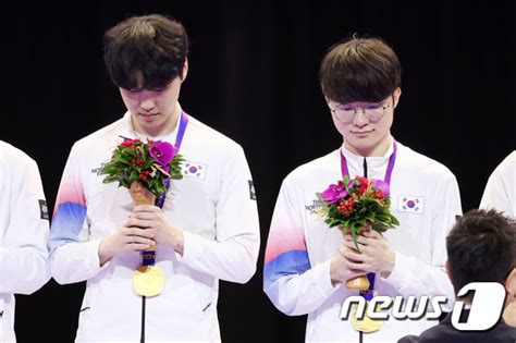 꽃다발 바라보는 페이커와 쵸비 뉴스1