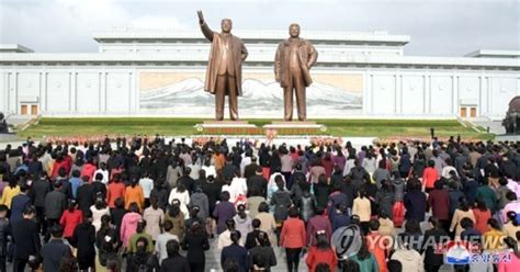 김일성 동상 찾은 북한 주민들