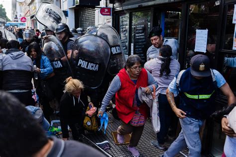Represión contra quienes reclaman alimentos y el odio a la prensa lavaca