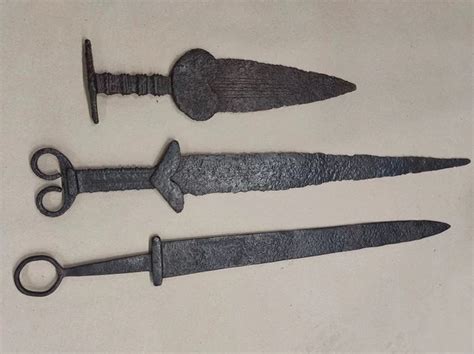 З України в Польщу намагались переслати старовинні мечі | Історична правда