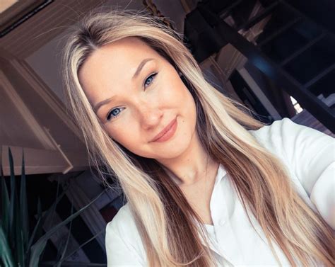 Galerie Sexy Pilotka Brázdí Oblohu V Obřím Boeingu Kráska Má Na Internetu Statisíce Fanoušků