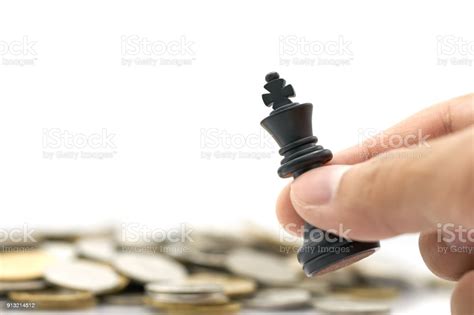 킹 체스를 들고 사업 배경 비즈니스 개념 및 텍스트 또는 디자인에 대 한 복사 공간 전략 개념으로 Coinsusing의 더미에