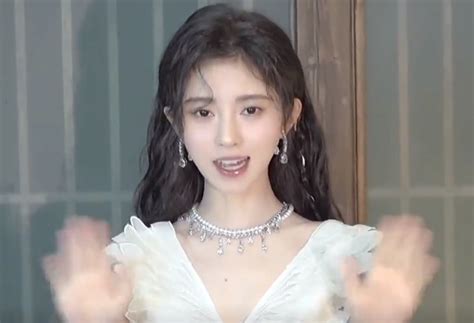 鞠婧祎换妆如换脸卸下半永久妆容时发量成焦点