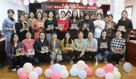 女神节•女法官国际日 稍敛英姿巧压花 花映红装茂芳华澎湃号·政务澎湃新闻 The Paper