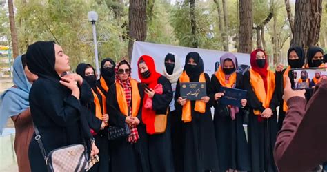 زنان معترض طالبان اسناد تحصیلی ما را پاره کردند و خبرنگاران را با خود