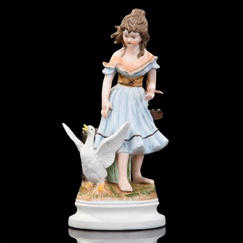Статуэтка Девушка в голубом платье с белым лебедем крупная фарфор роспись Европа 1980